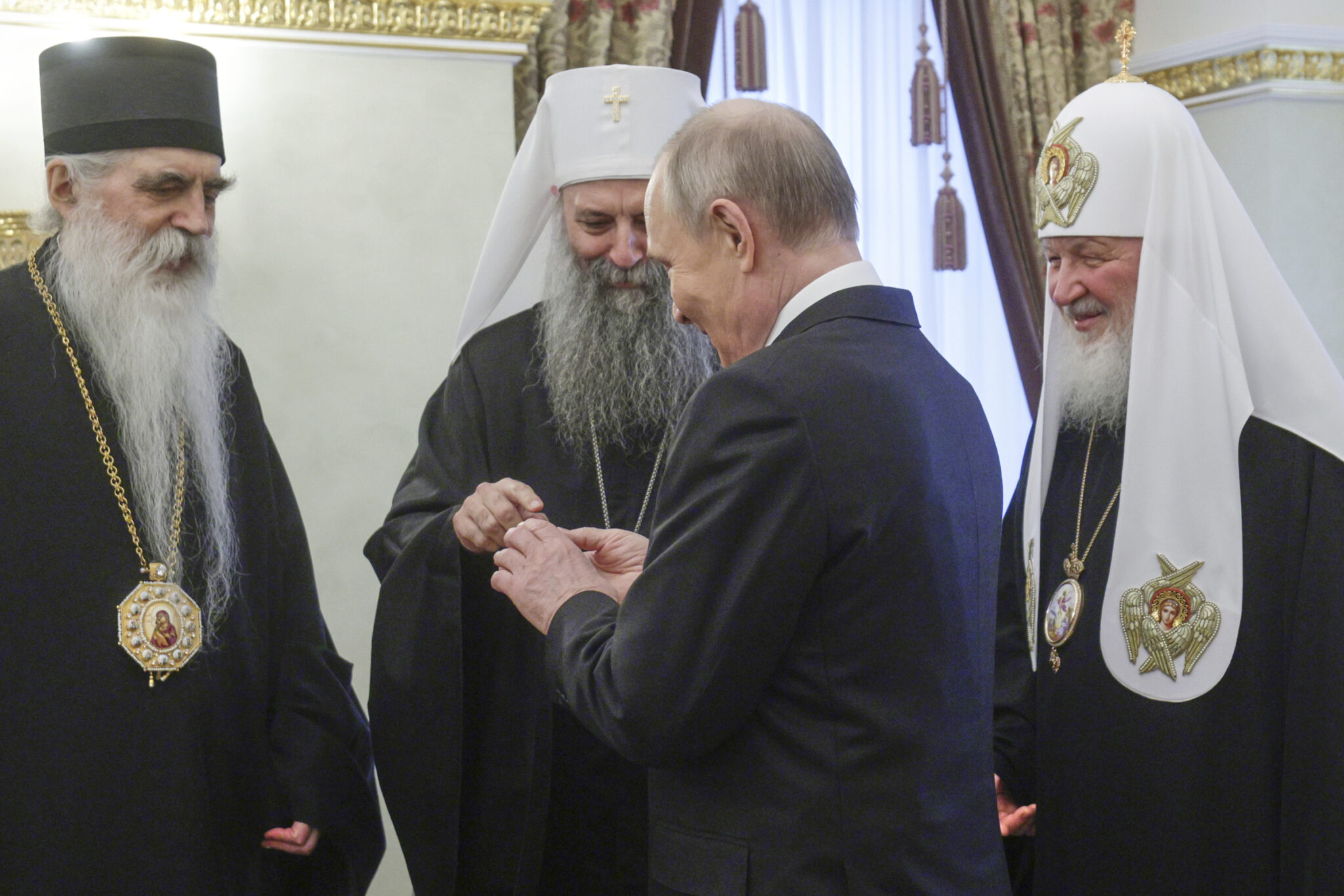 Nedostojan! Šta je sve patrijarh Porfirije rekao na sastanku s Putinom ...