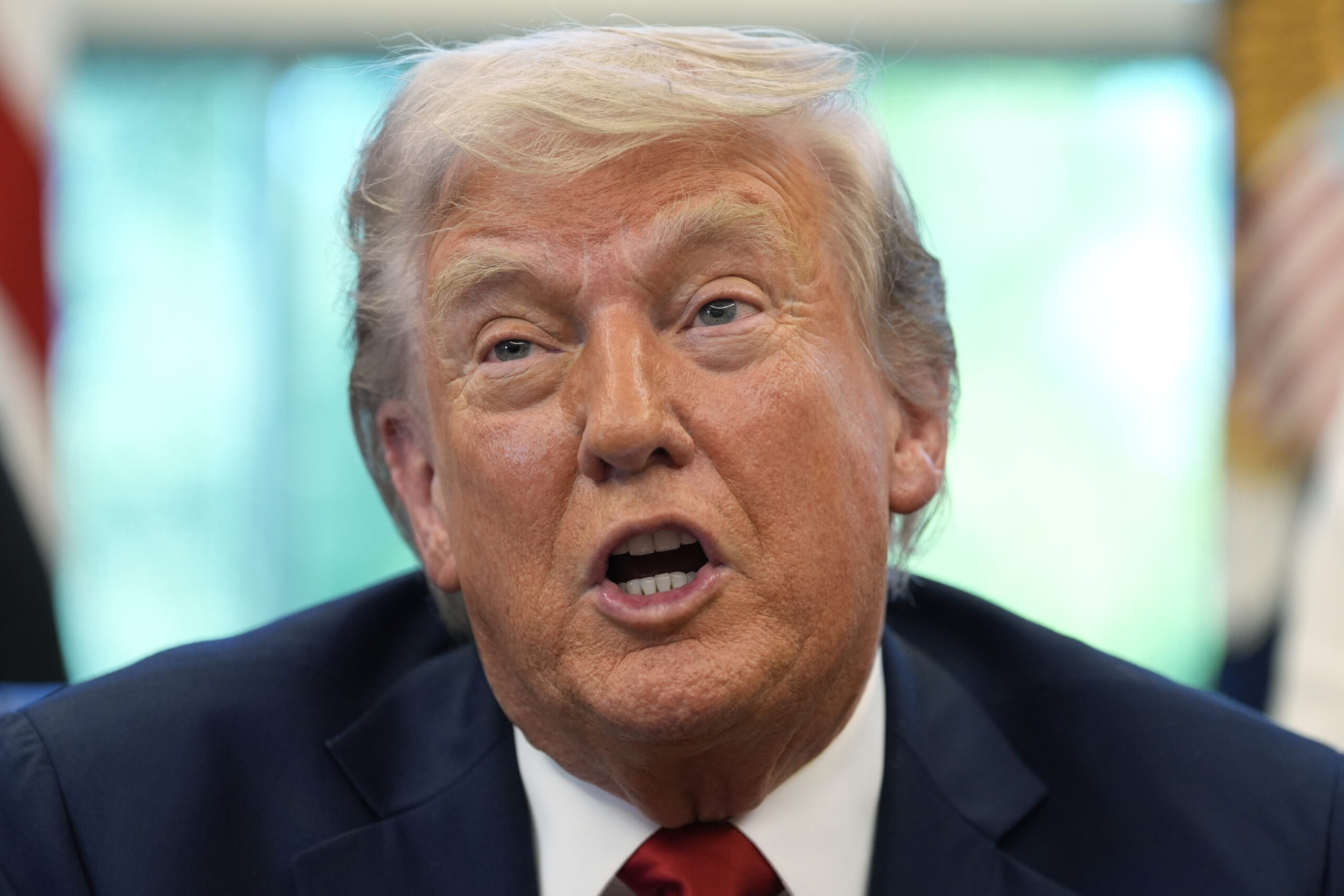 Tramp nije siguran da li treba da poštuje Ustav SAD