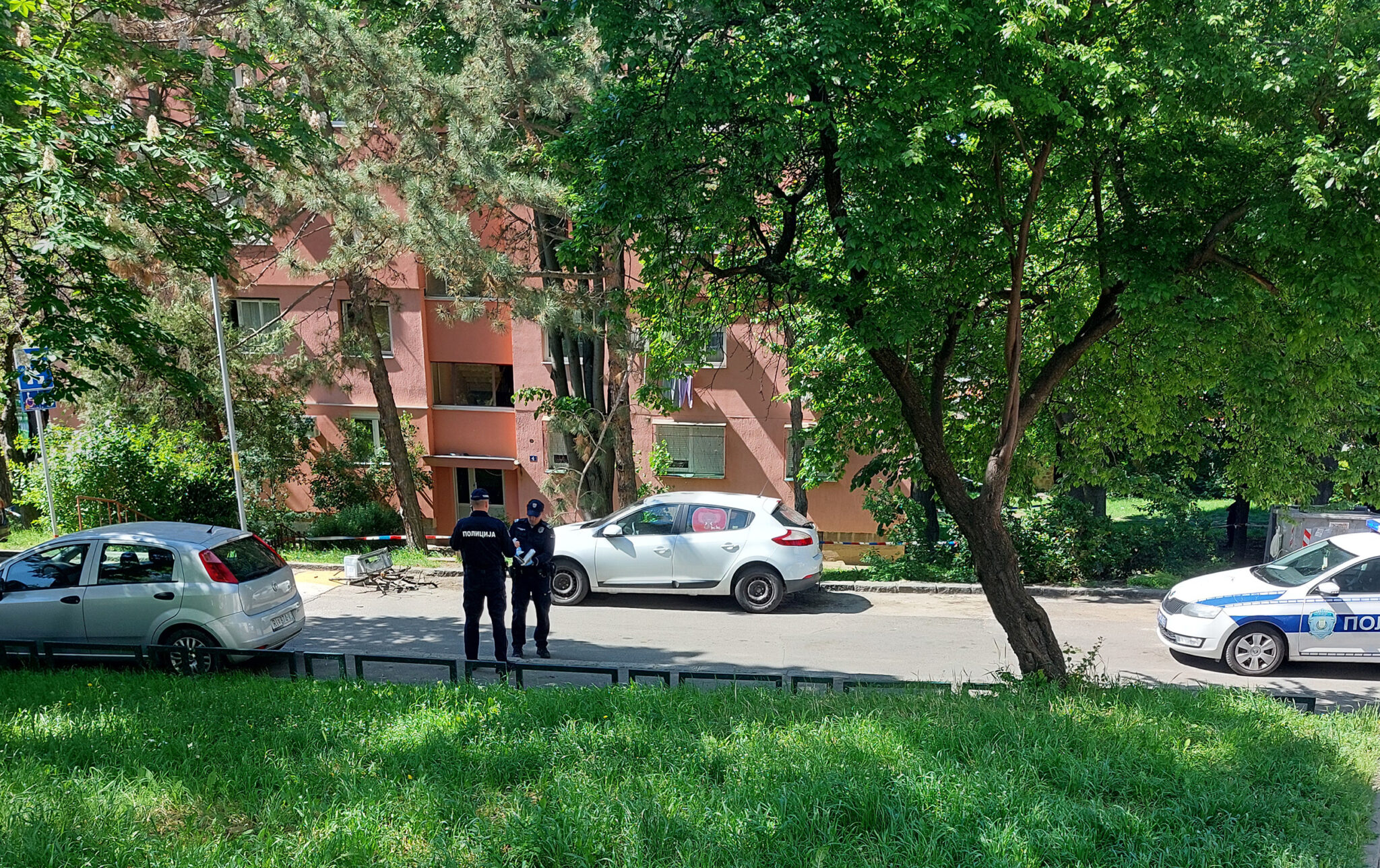 Prve fotografije sa mesta ubistva na Konjarniku: Napadači jurili žrtvu po ulici, policija ...