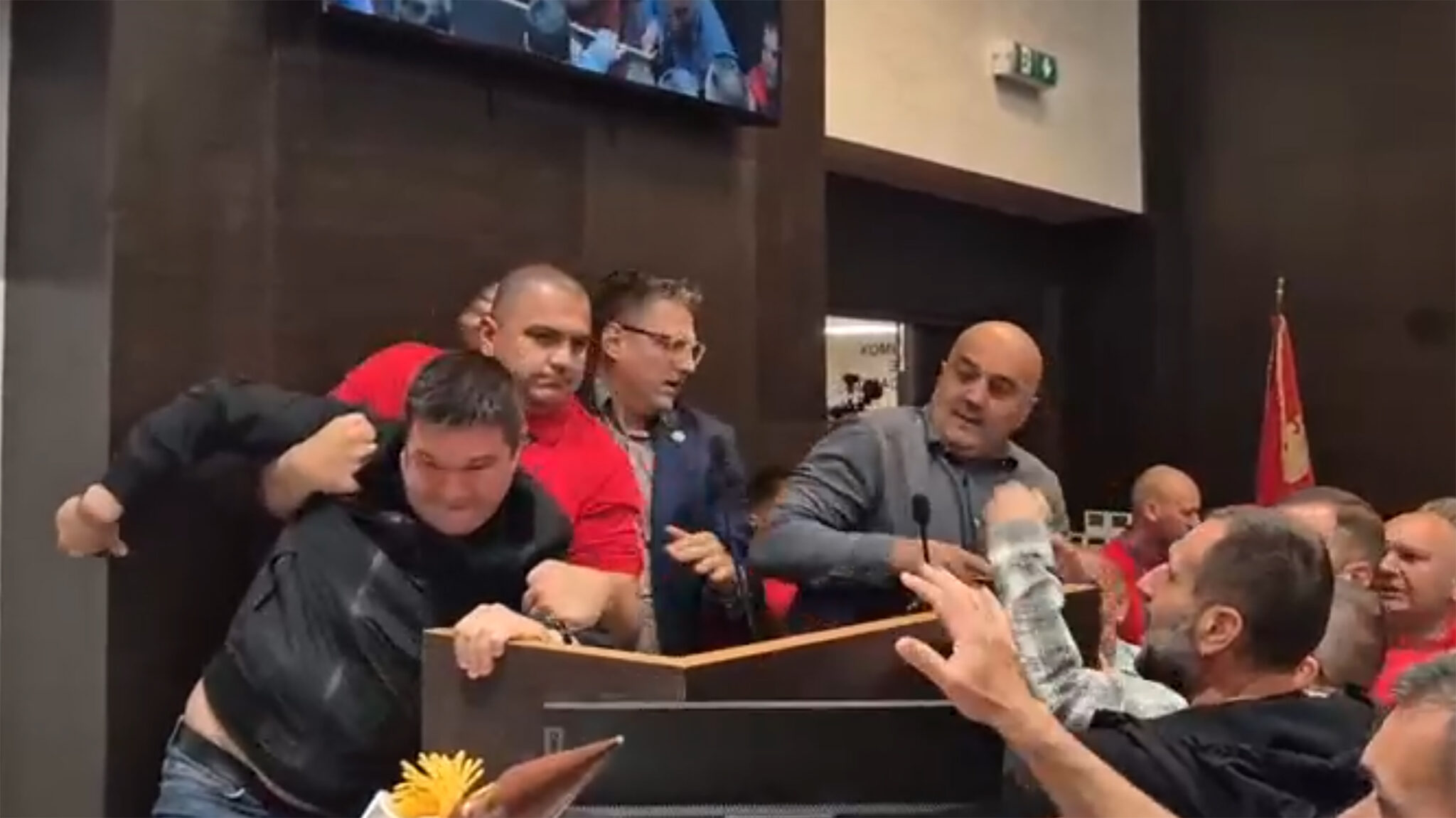 Pogledajte snimak tuče u Skupštini Kraljeva, na kojem se vidi čovek s pištoljem VIDEO