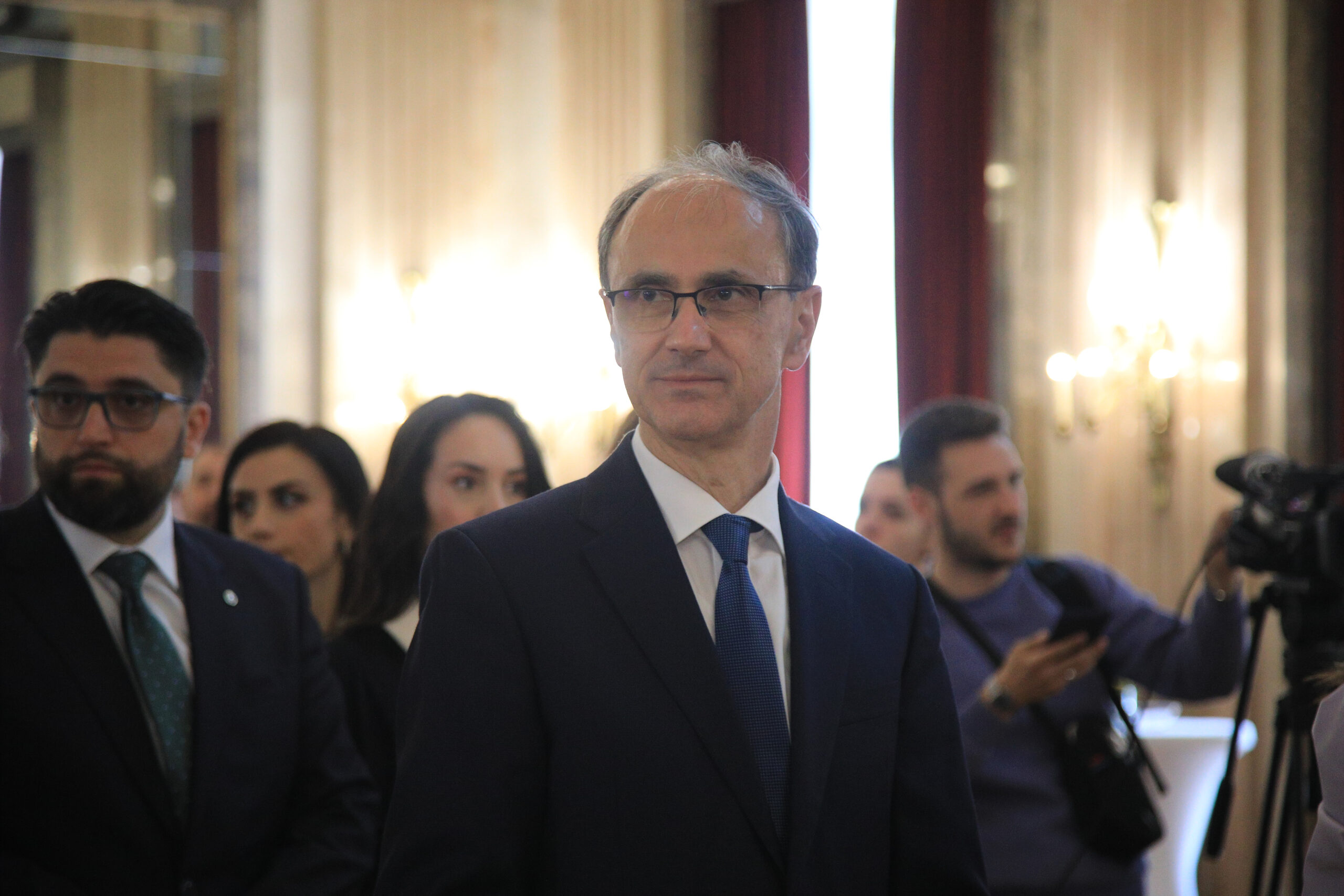 Macut bežao od novinarke KRIK-a koja ga je pitala odakle mu pare za vilu od milion evra VIDEO