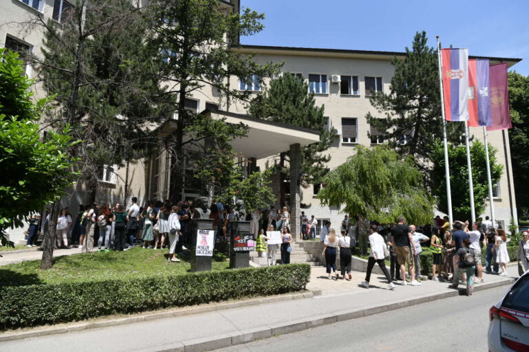 Studenti Medicinskog fakulteta stupaju u totalnu blokadu dekanata