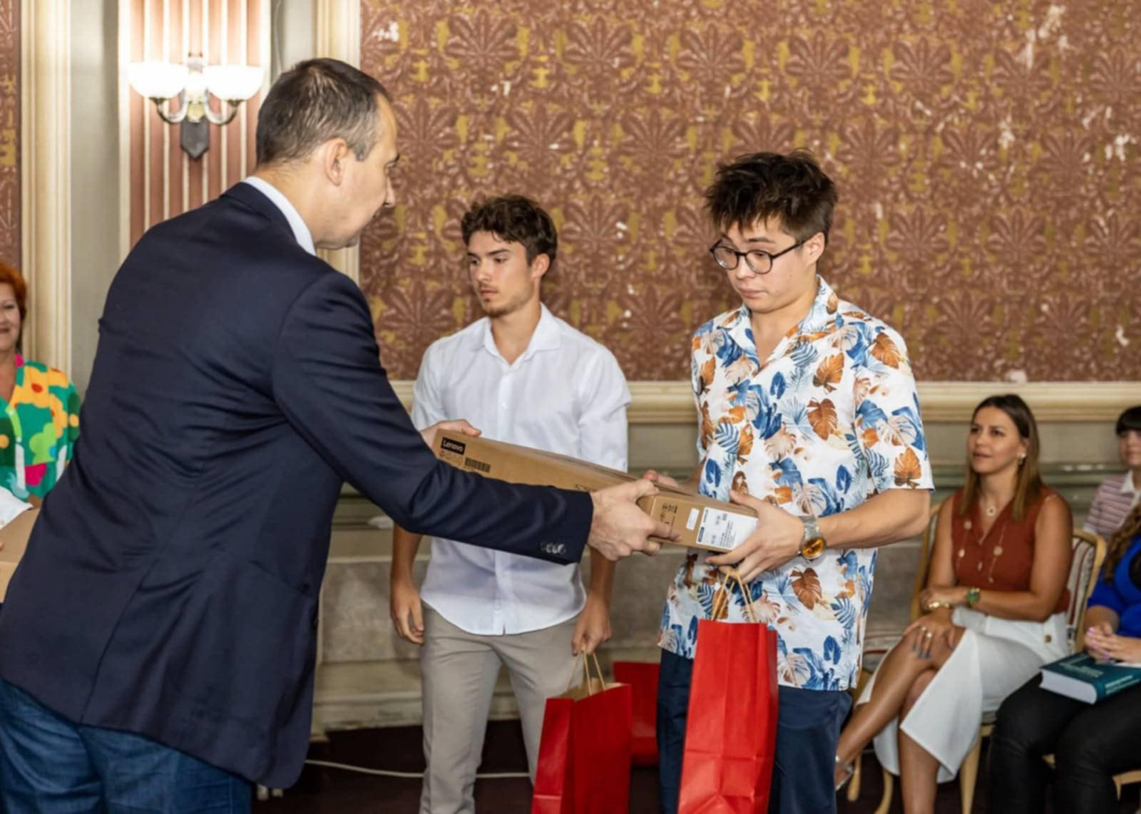Đak generacije odbio rukovanje s predsednikom opštine