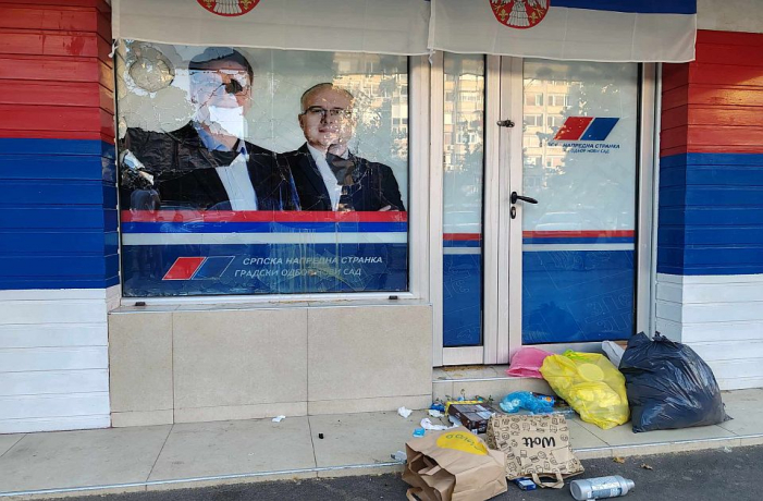 Građani u Novom Sadu odlažu smeće ispred prostorija SNS