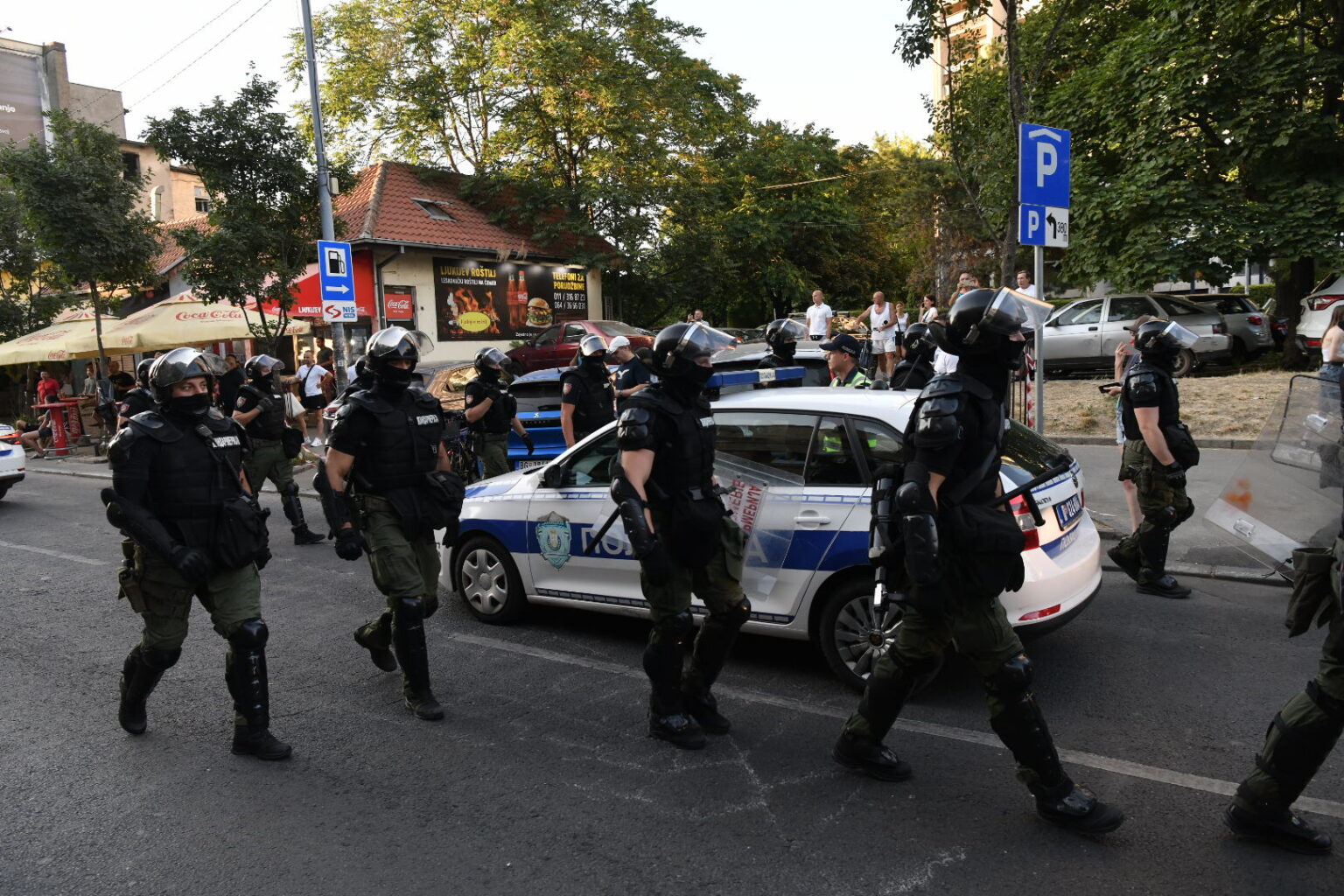 VJT naložilo policiji da identifikuje učesnike napada na vozilo i osobe u njemu prilikom ...
