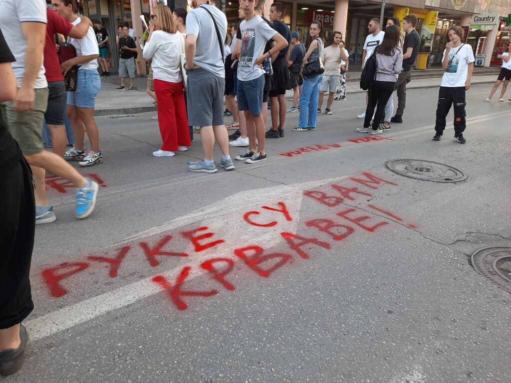 Užičani ostavili smeće ispred prostorija SNS-a i poručili: „Smeće smeću“