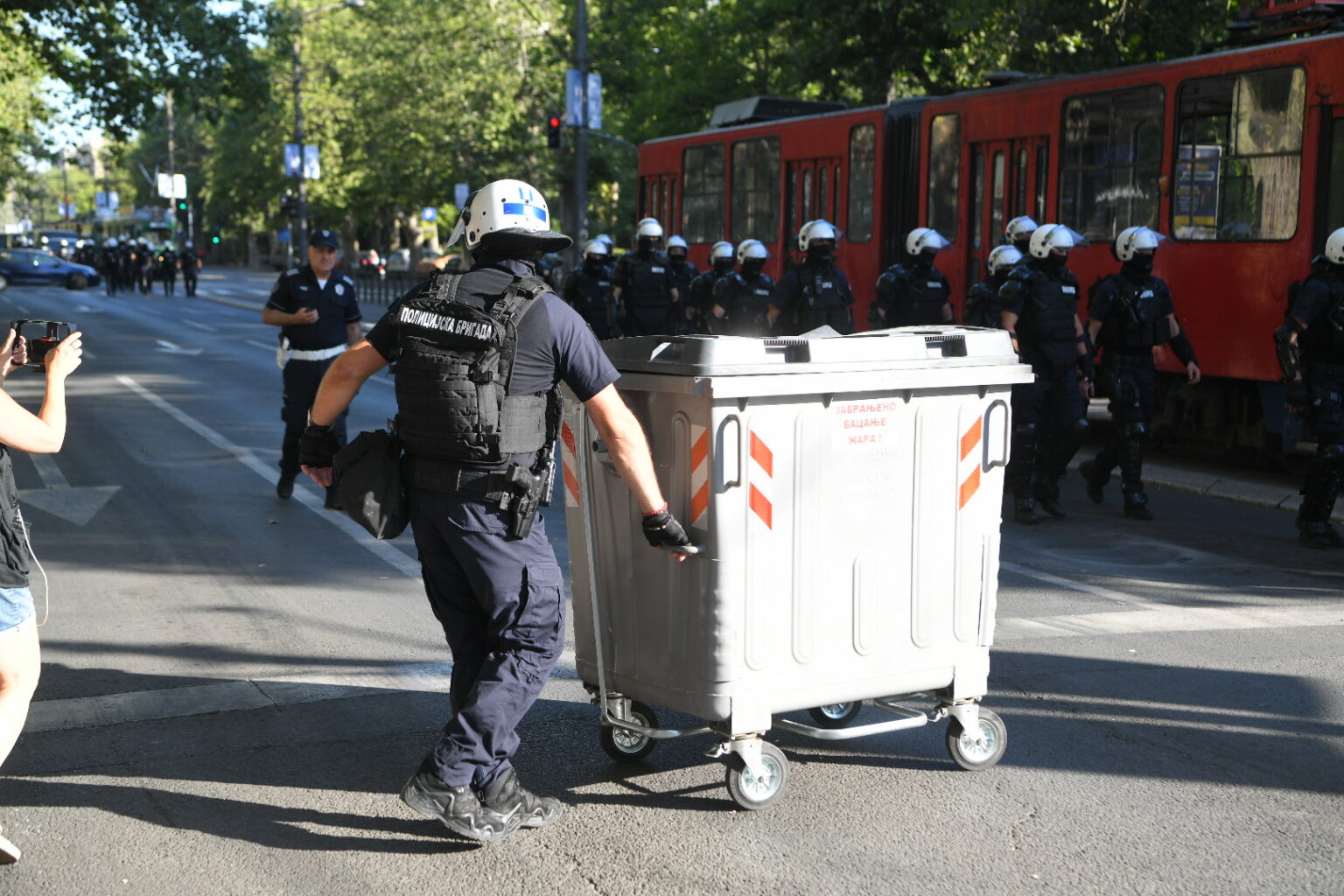 Žandarmerija u opremi za razbijanje demonstracija pomerila građane i studente na blokadi kod ...