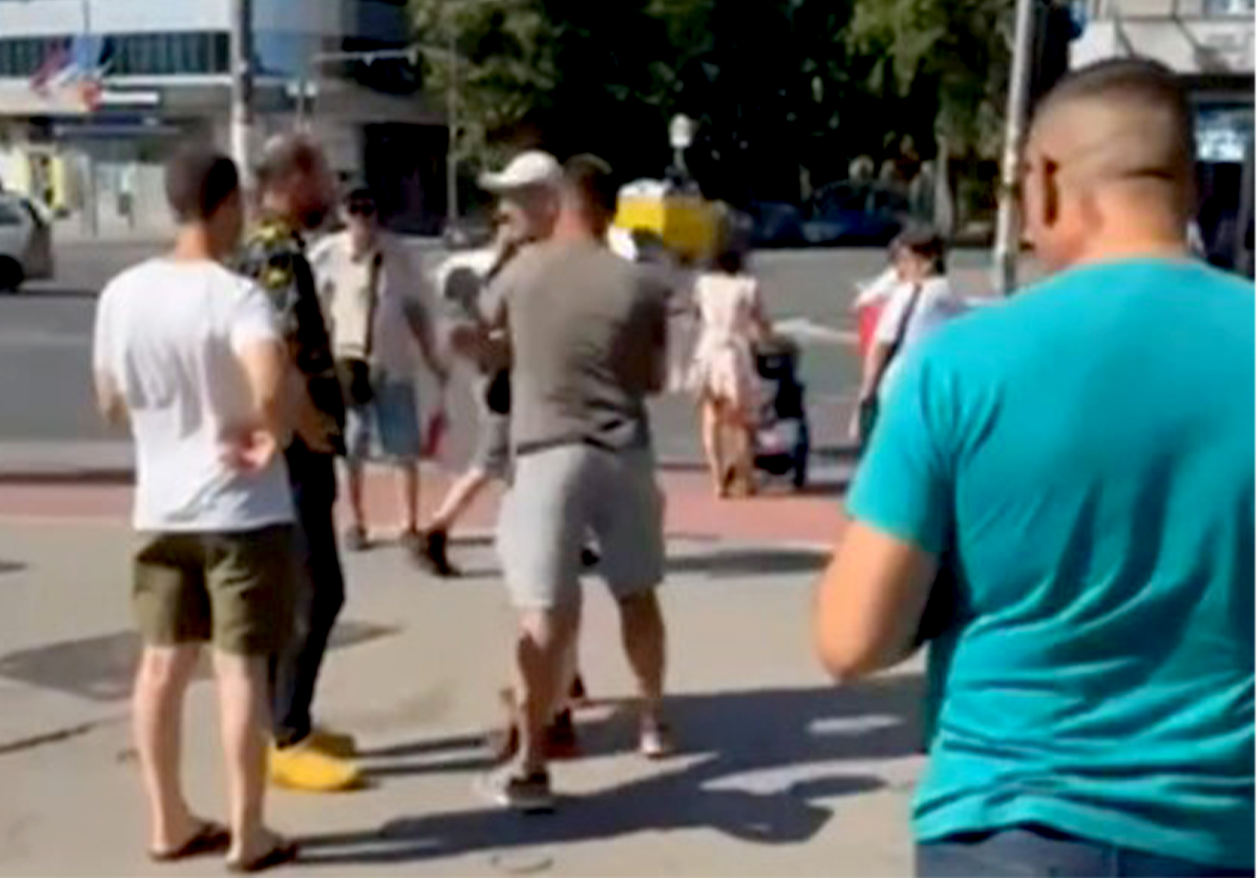 Aktivista Srpske radikalne stranke gurnuo i udario čoveka u Novom Sadu VIDEO