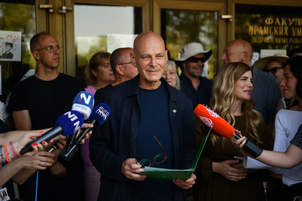 Dekan FDU Miloš Pavlović u suzama ispred fakulteta