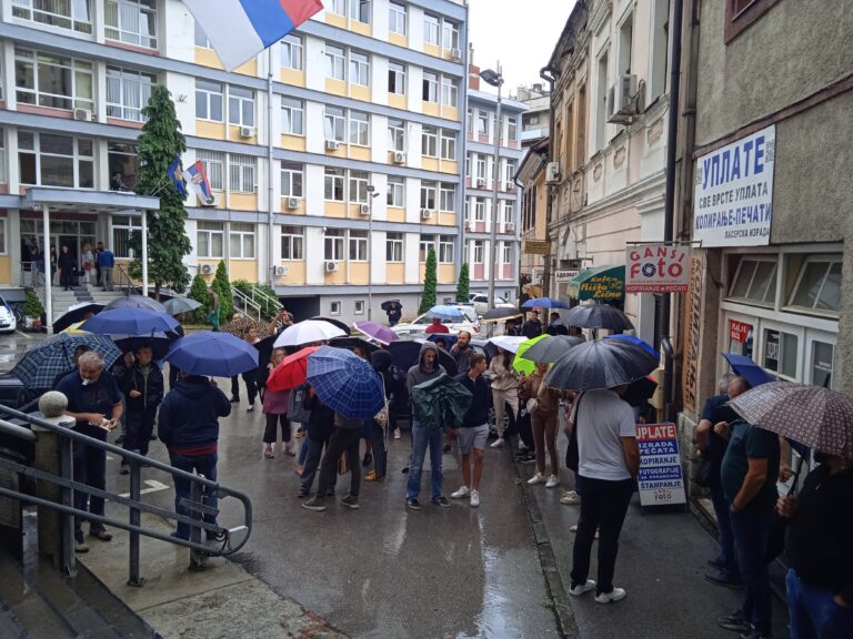 Počelo okupljanje građana ispred Suda u Užicu