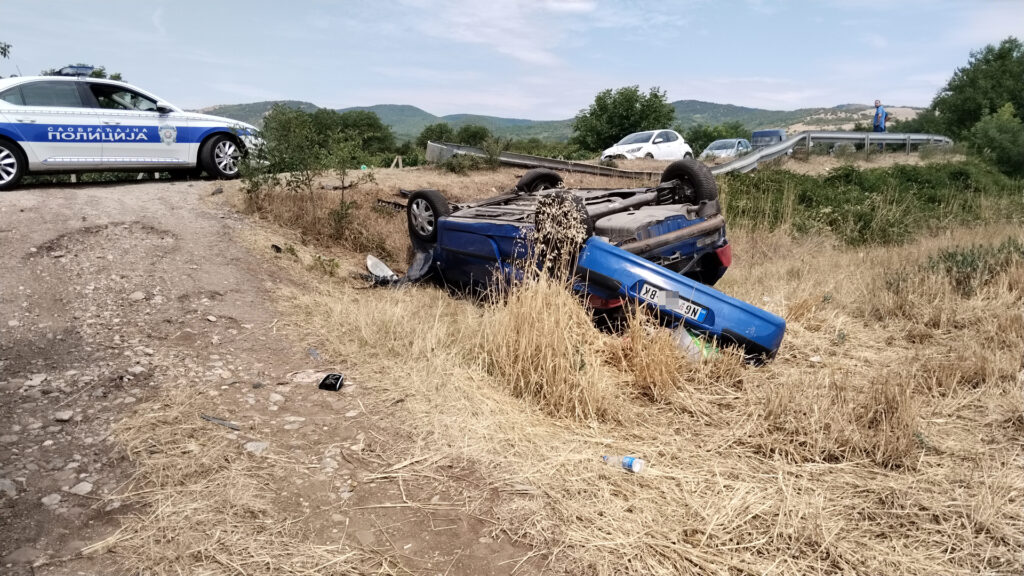 Teška nesreća kod Niša, automobil završio na krovu: Povređeno četvoro, među njima i beba FOTO