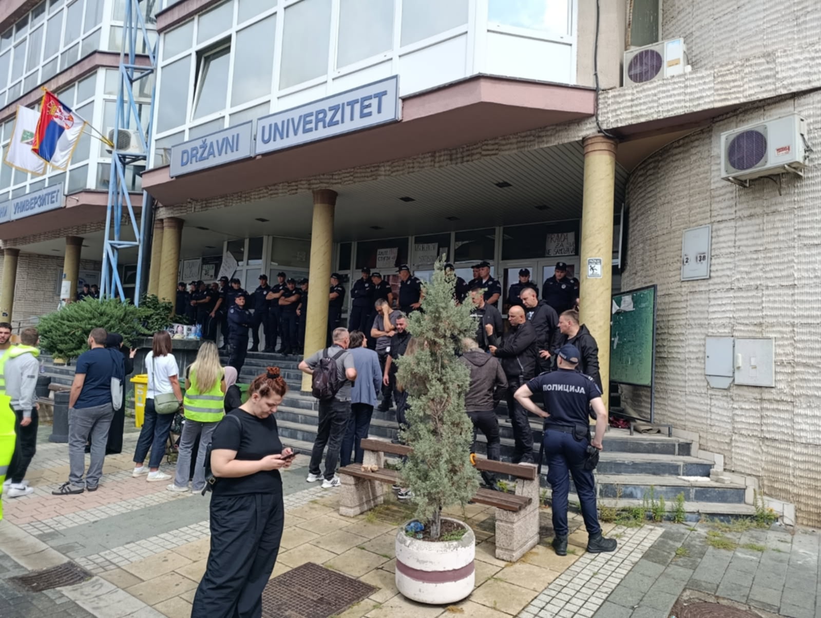 Policija obezbeđuje batinaše ispred Univerziteta u Novom Pazaru