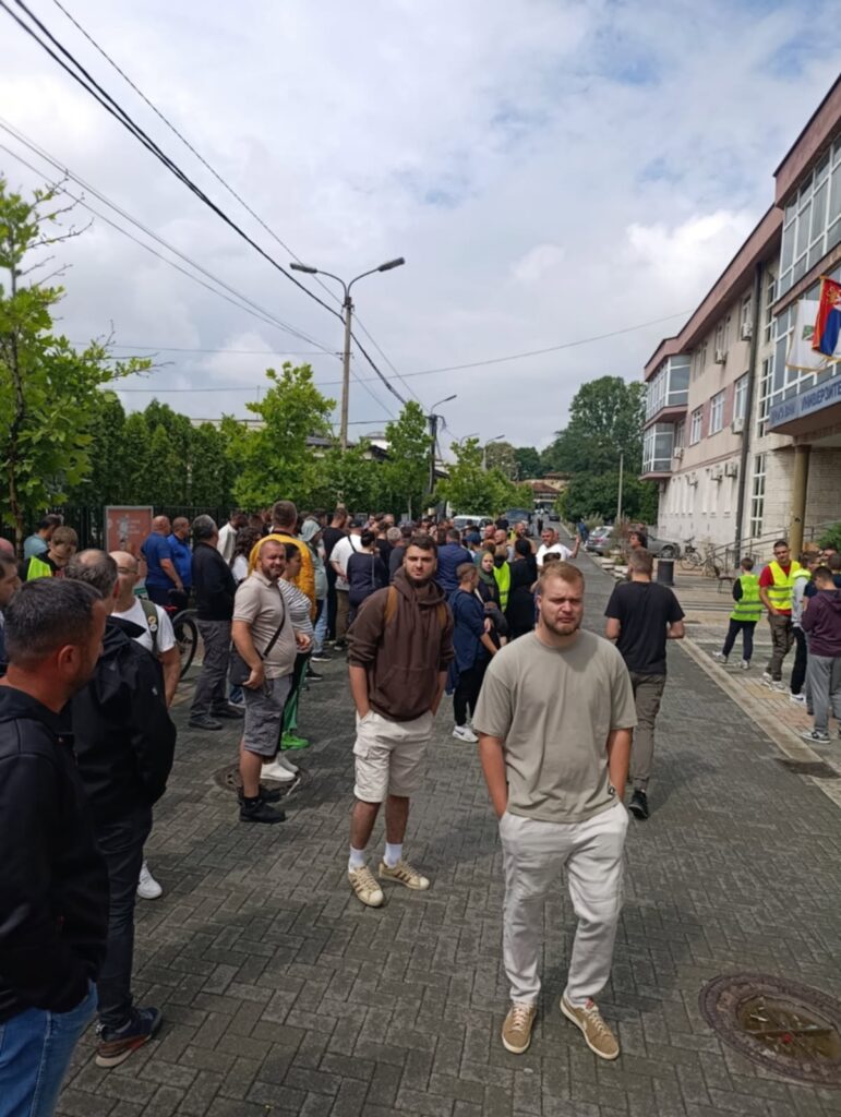 Policija obezbeđuje batinaše ispred Univerziteta u Novom Pazaru