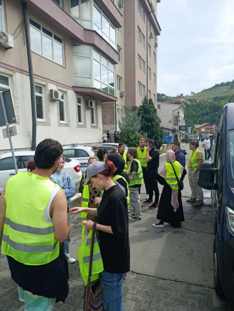 Policija obezbeđuje batinaše ispred Univerziteta u Novom Pazaru