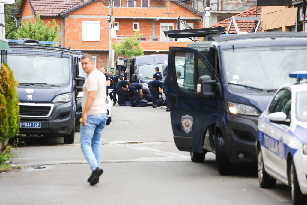 Ratni veterani stižu ispred Univerziteta u Novom Pazaru: Studenti i dalje pokušavaju da uđu u zgradu