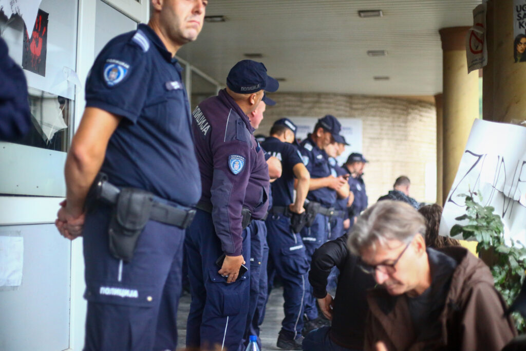 Ratni veterani stižu ispred Univerziteta u Novom Pazaru: Studenti i dalje pokušavaju da uđu u zgradu