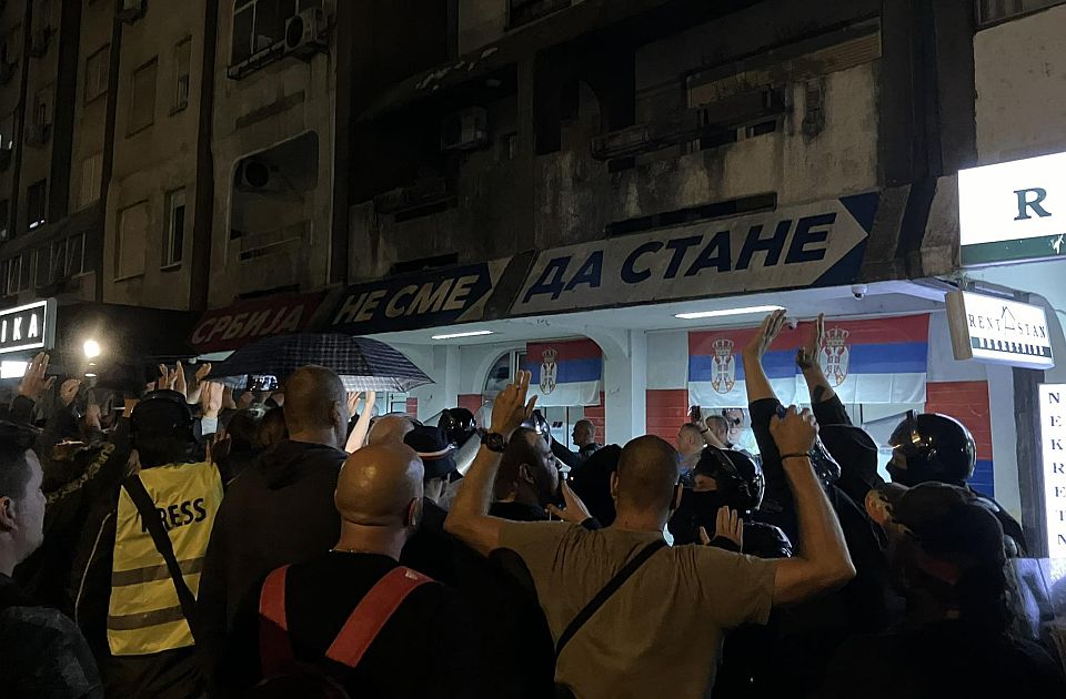 BLOG Cela Srbija na nogama u znak podrške Novom Pazaru, policija čuvala sedišta SNS: Pendrecima ...