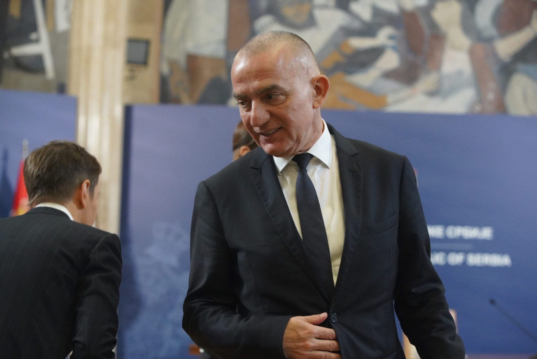 Ministar pravde bežao od novinara: Nije želeo da odgovori na najavu ...