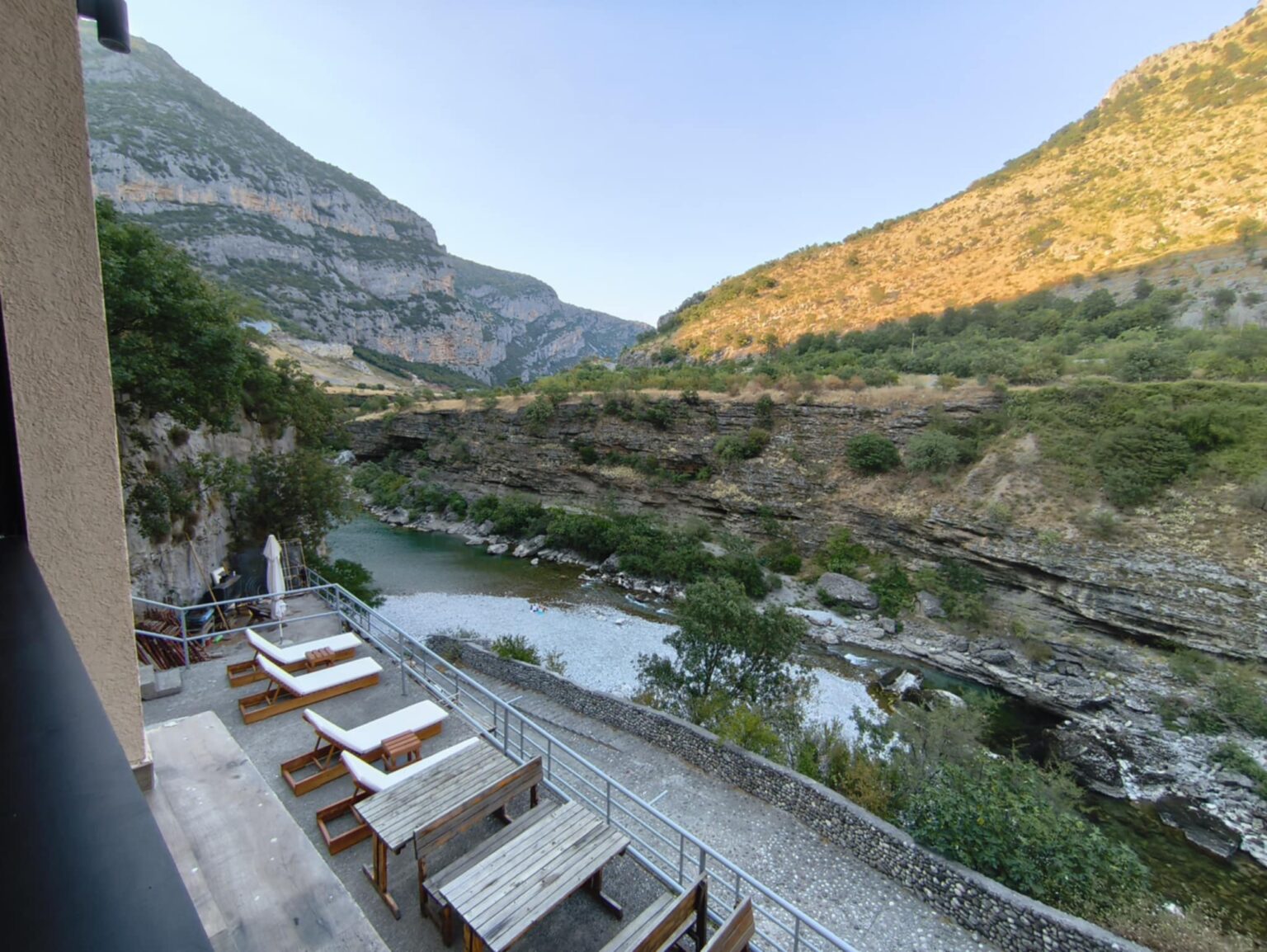 Kamp Titograd na Morači: Mesto u Crnoj Gori koje strani turisti vole