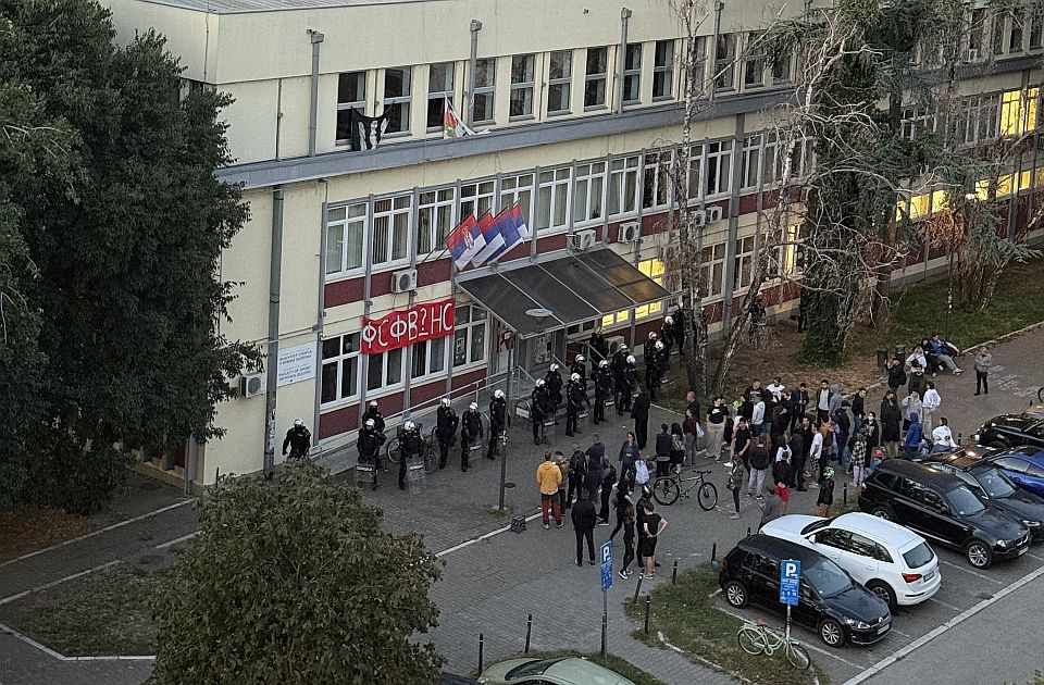 VIDEO Dekan Patrik Drid u pratnji policije upao na blokirani DIF u Novom Sadu, građani počeli da ...