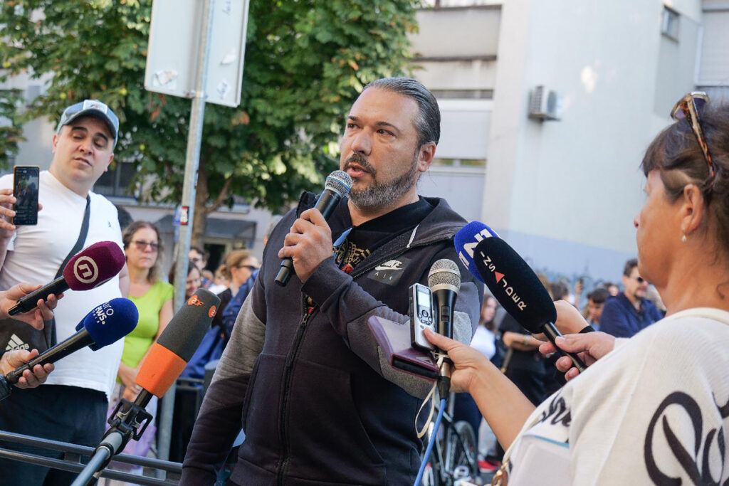 Veliki broj građana ispred Pete gimnazije: Roditelji se protive odluci ...