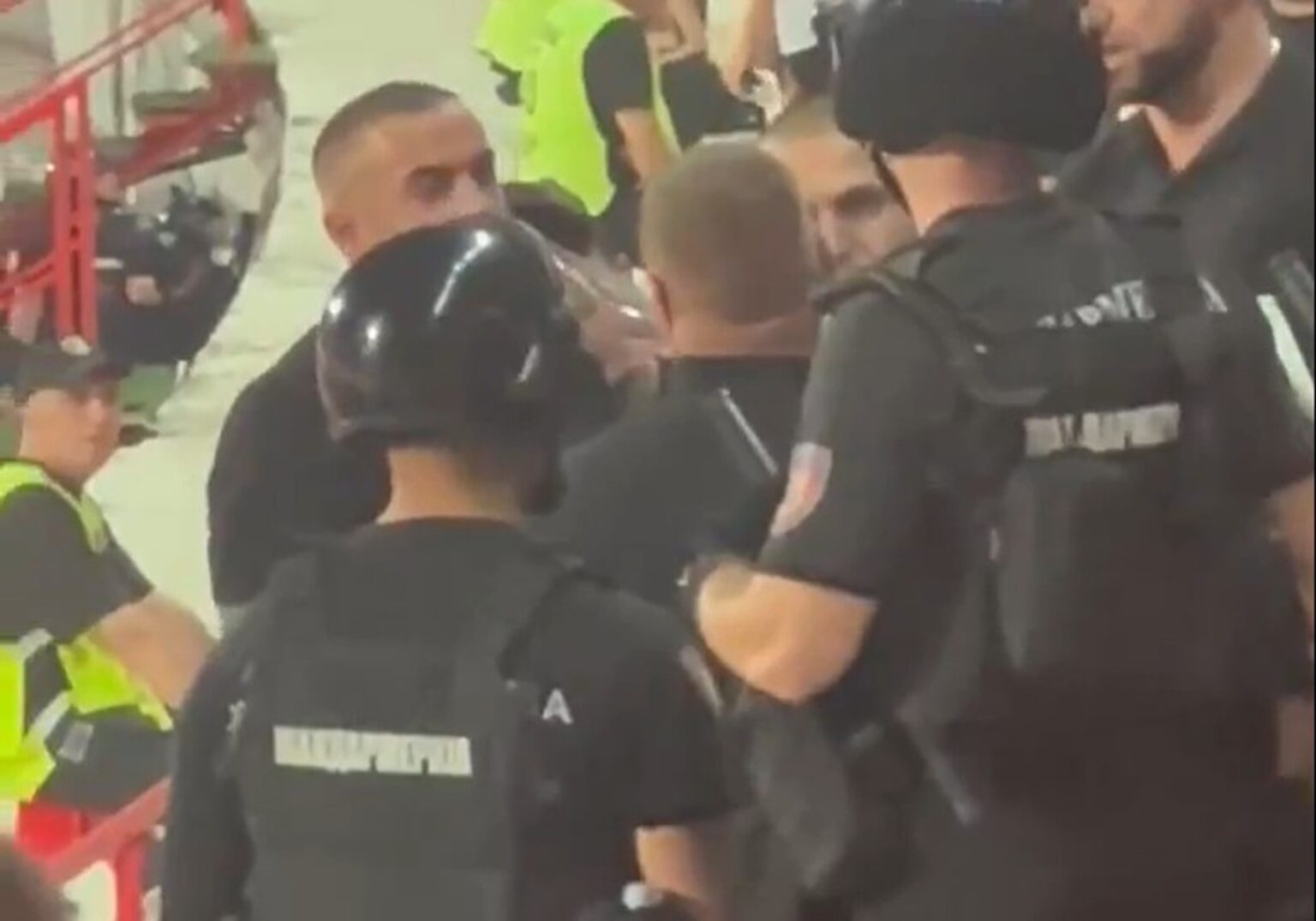 "Prijateljski" Razgovor Žandarmerije i batinaša na Marakani VIDEO