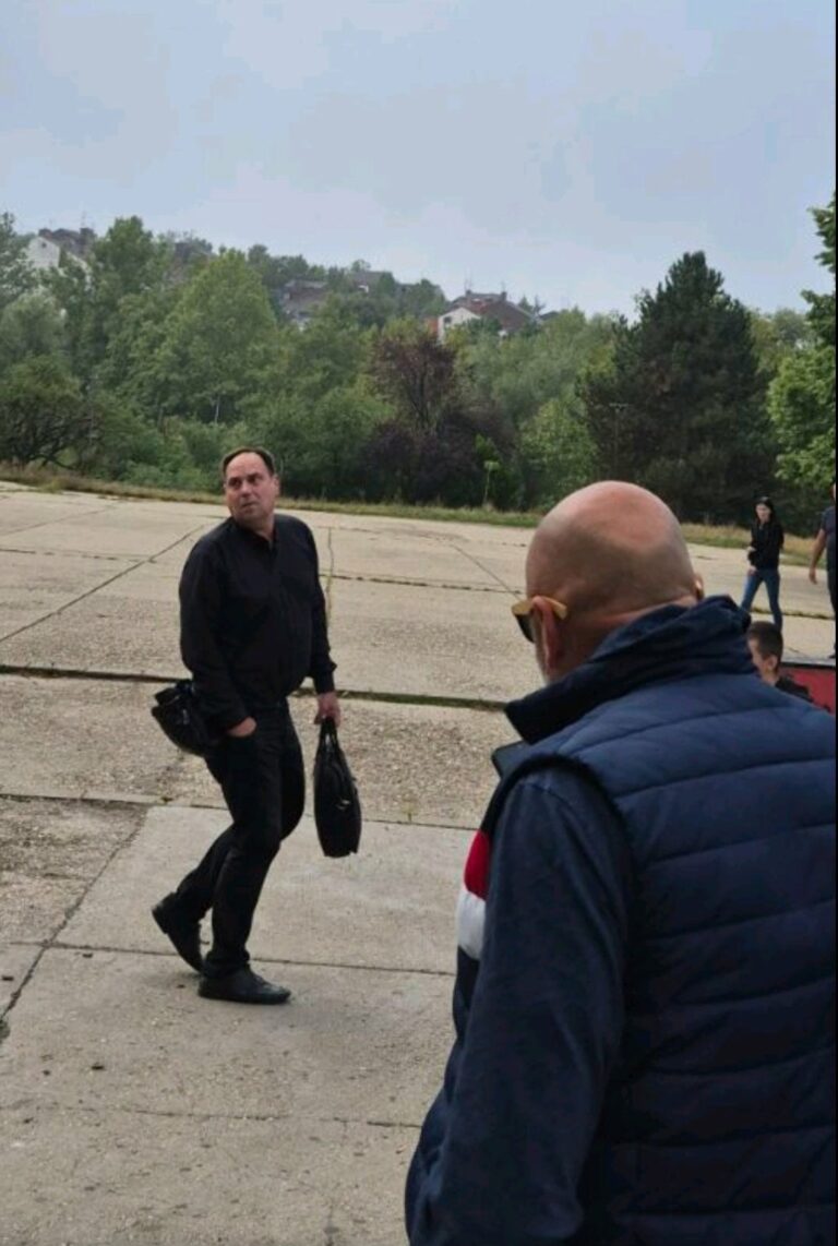 Roditelji đaka u Mirijevu i jutros oterali SNS direktora