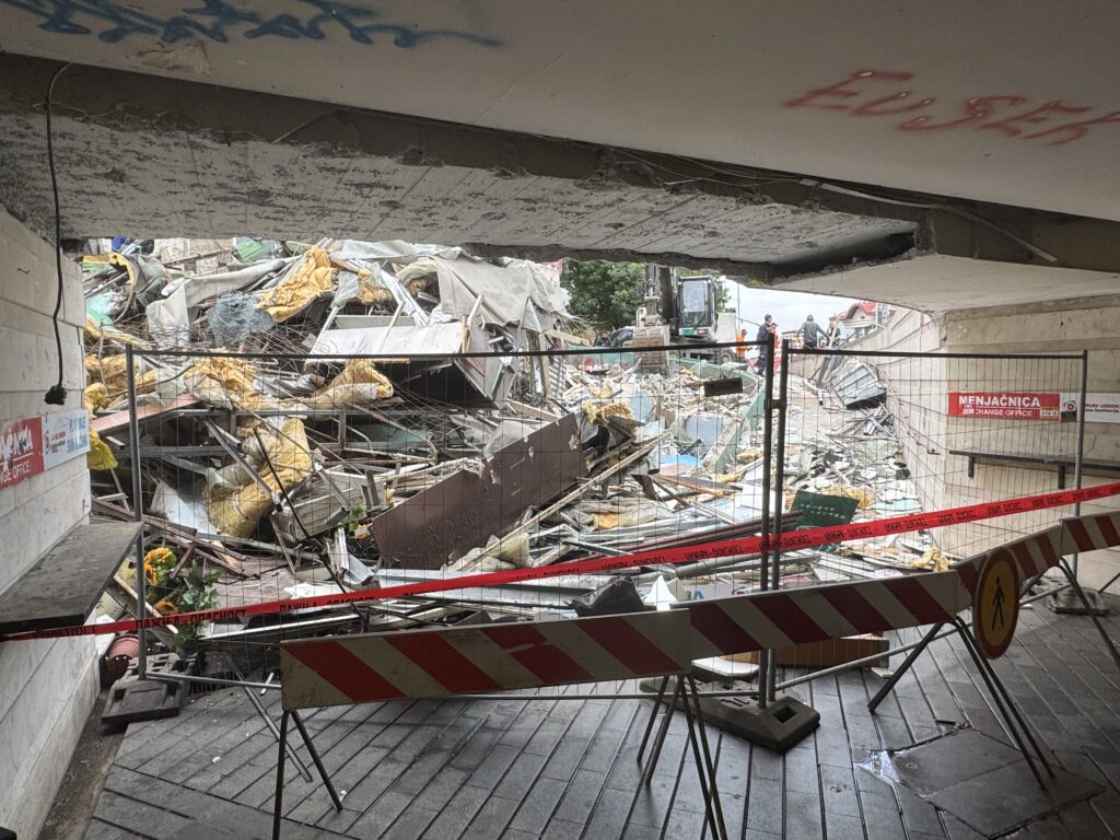 Srušen objekat na Zelenom vencu, zatvoren jedan prolaz FOTO