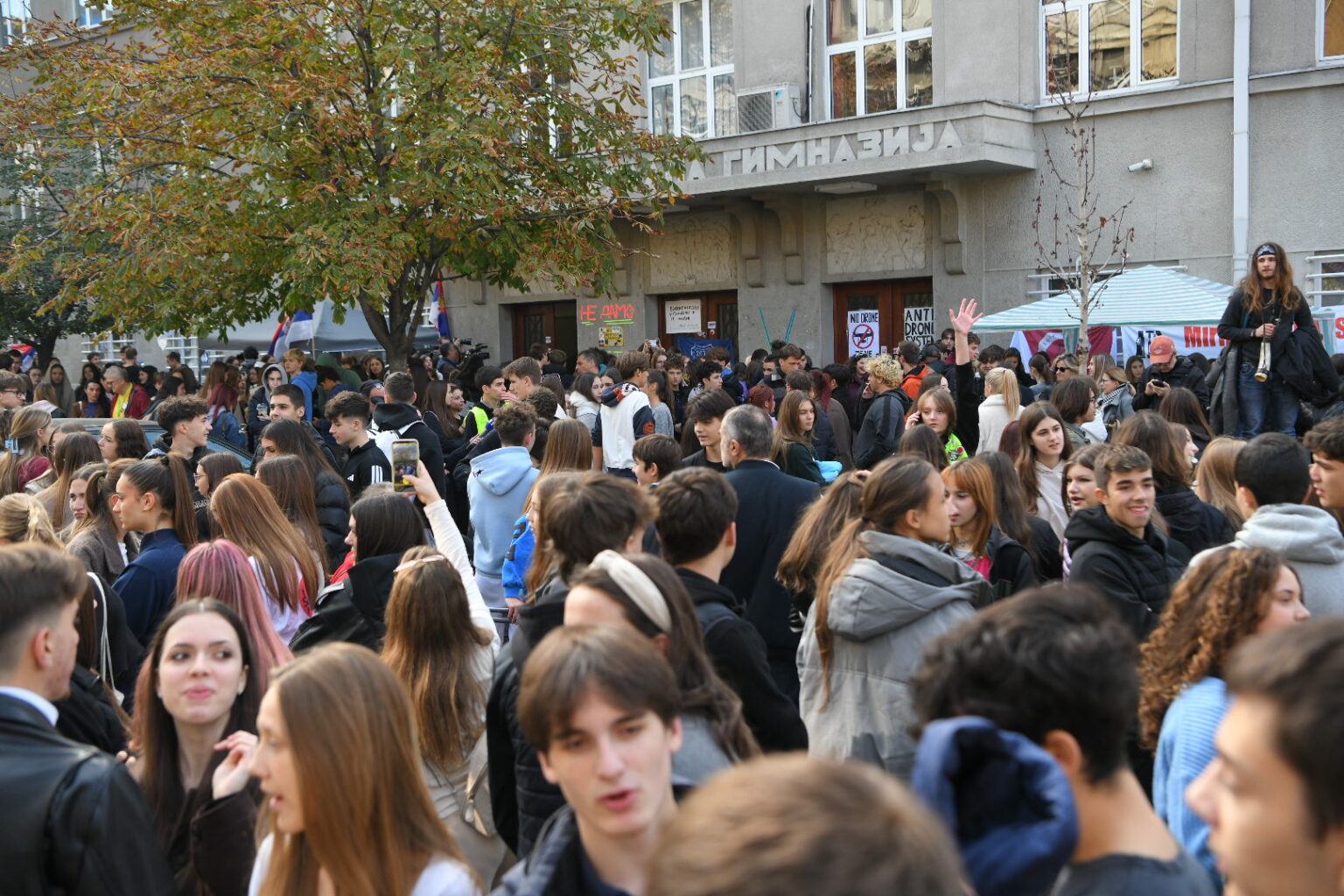 Đaci Prve gimnazije stigli ispred Pete, u toku je plenum