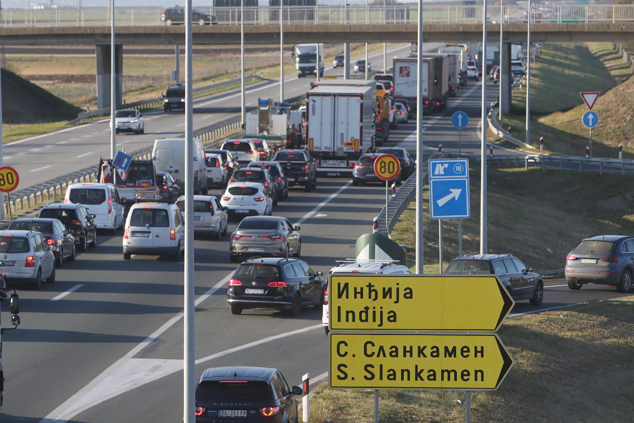 Duga kolona vozila na auto-putu za Novi Sad
