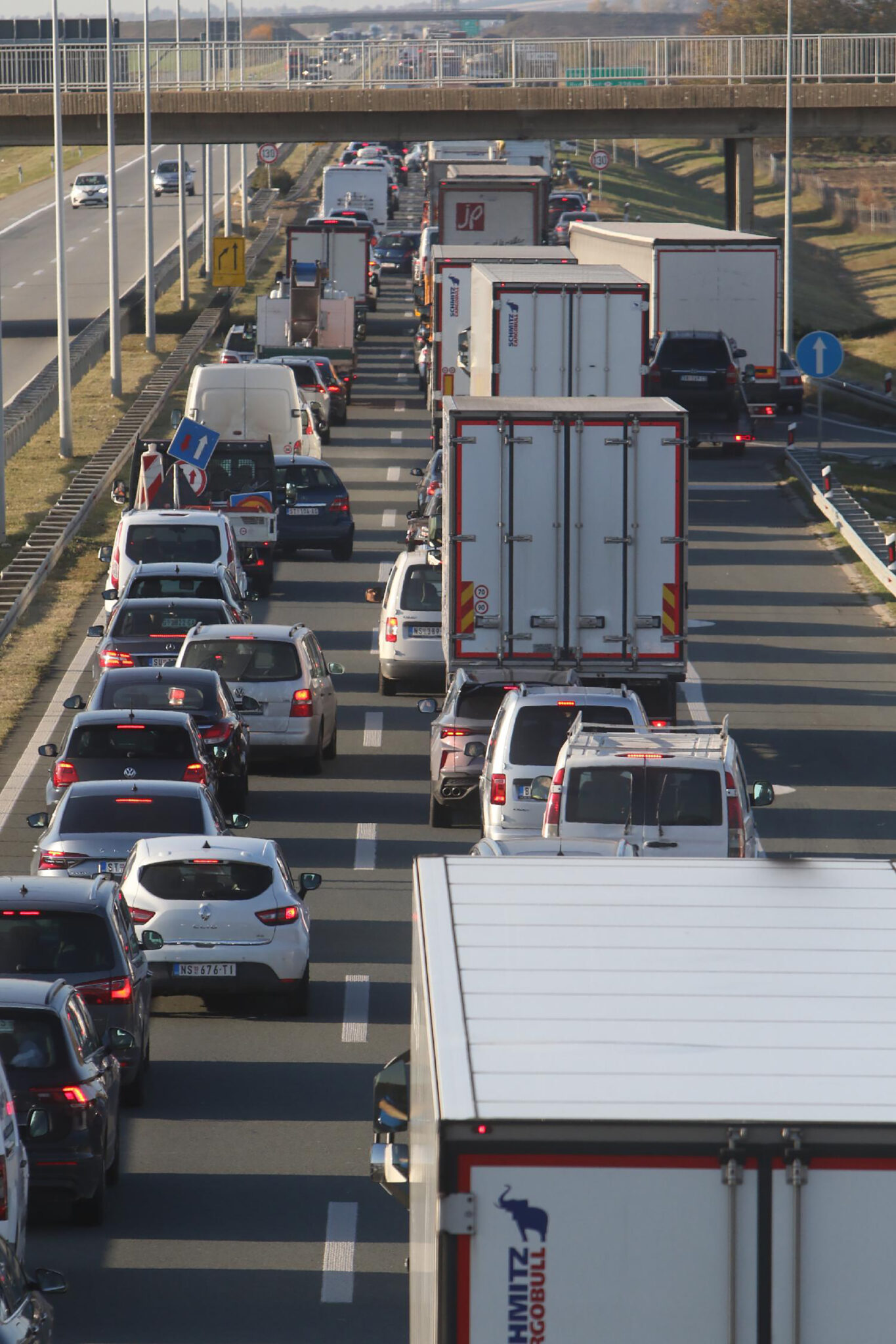 Duga kolona vozila na auto-putu za Novi Sad