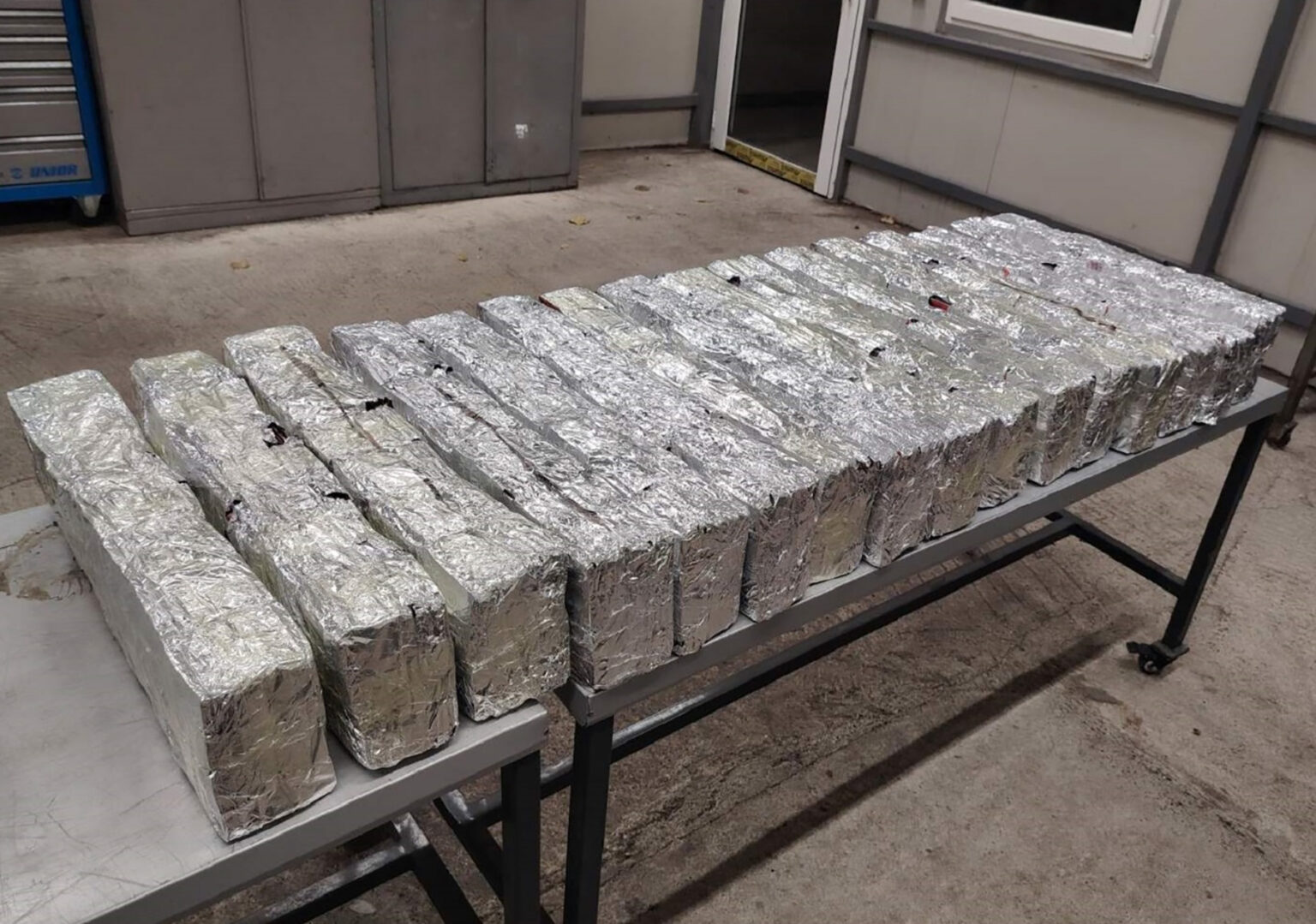 Sprečen šverc lekova: Kamiondžiji u kabini carinici pronašli više od ...