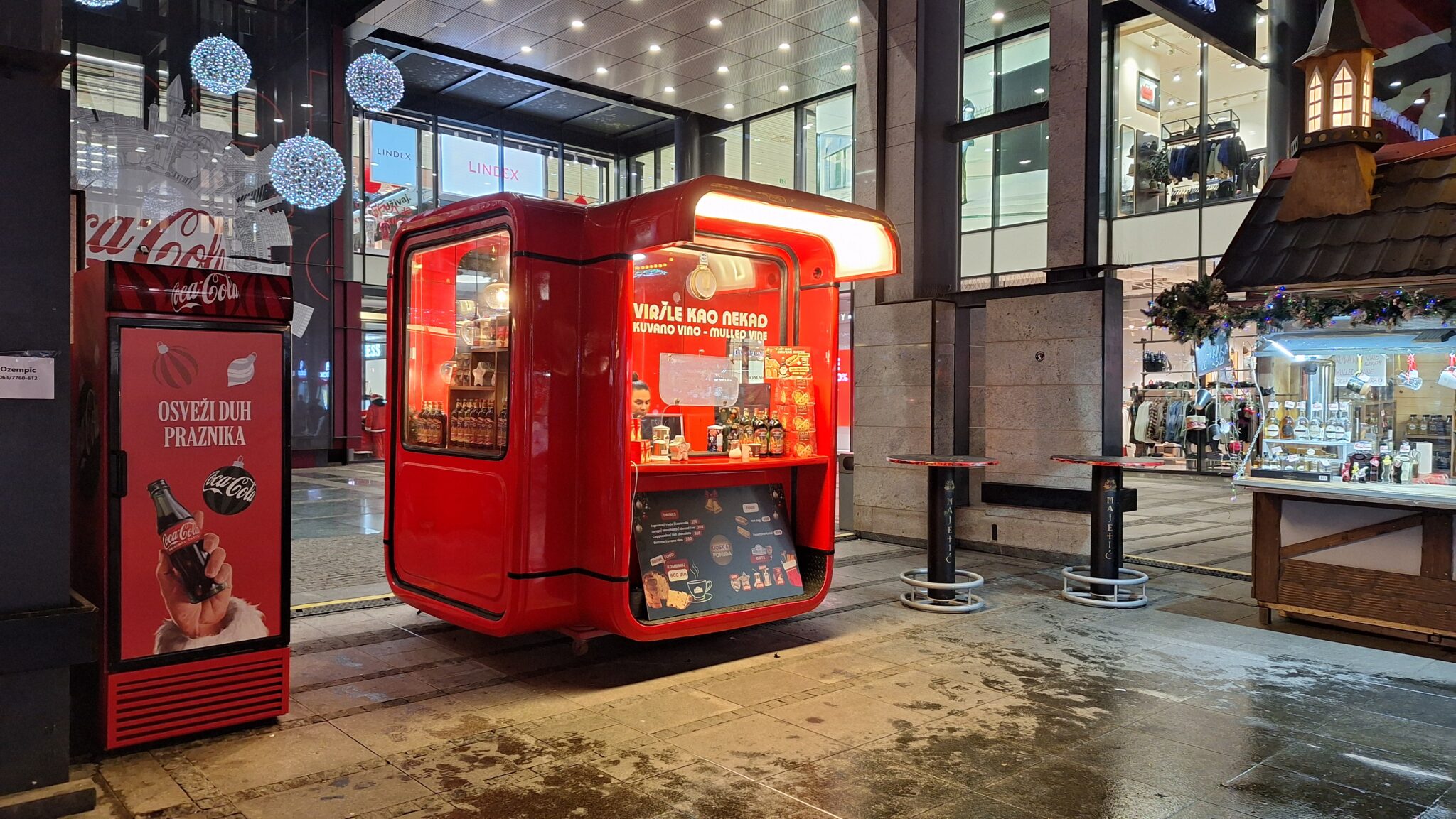 Legendarni crveni kiosk se vratio u Knez Mihailovu ulicu, ali ga svi ...