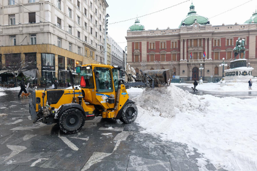 "U Beograd putu 800 ljudi radi u administraciji, 400 na ulici"